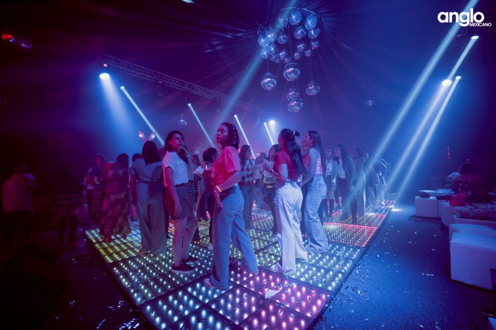 La Gran Fiesta de los 90’s – Colegio Anglo Mexicano de Coatzacoalcos